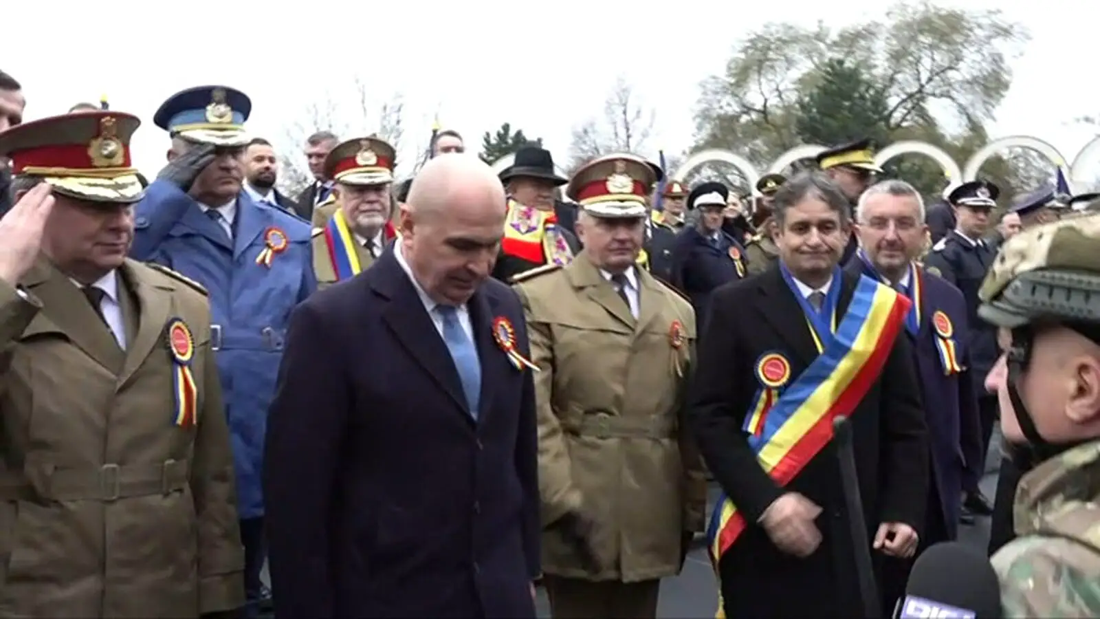Ilie Bolojan, huiduit la Alba Iulia. Susținătorii lui Simion și ai lui ...