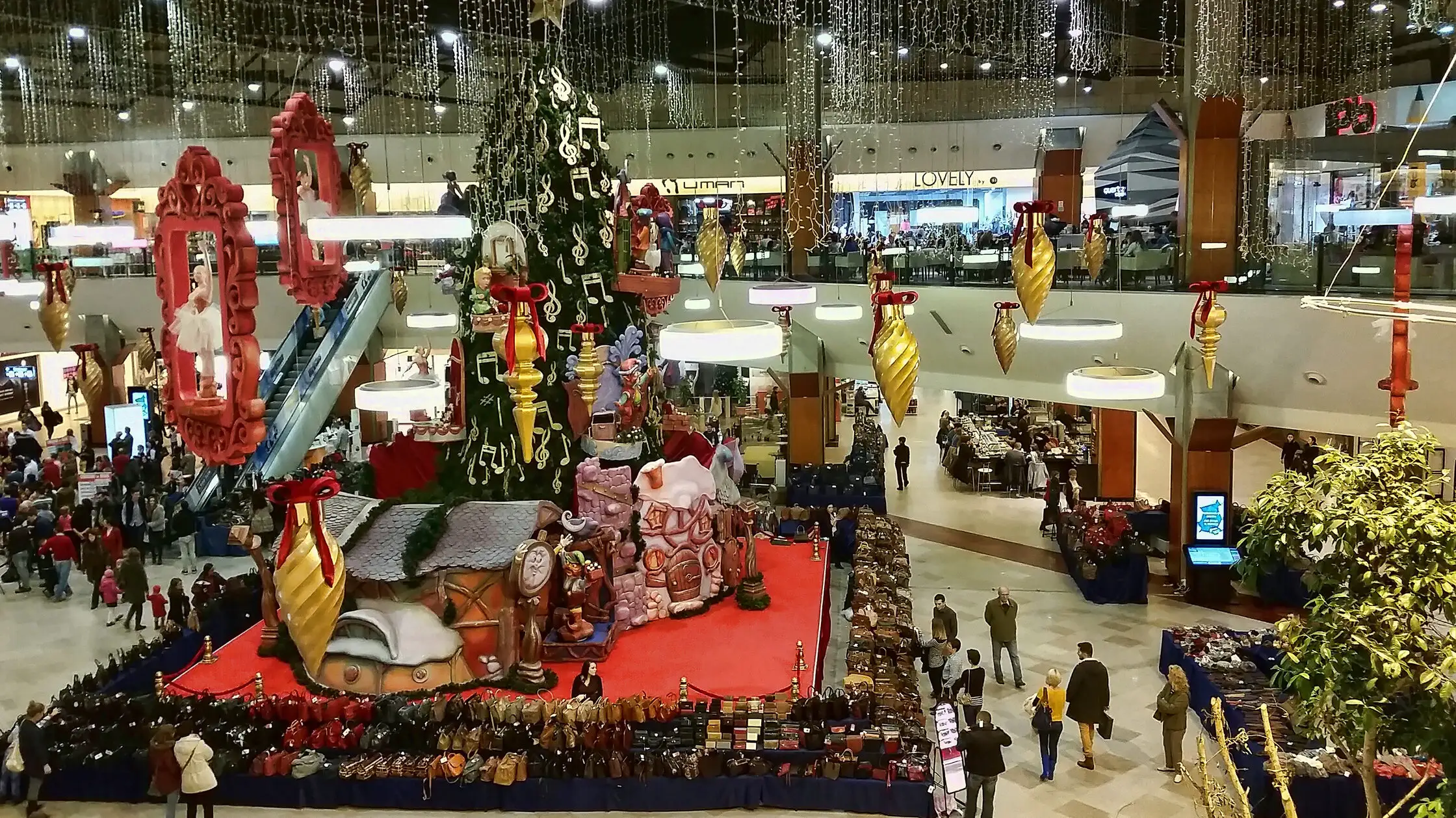Programul mall-urilor din București și marile orașe. Orar special de ...