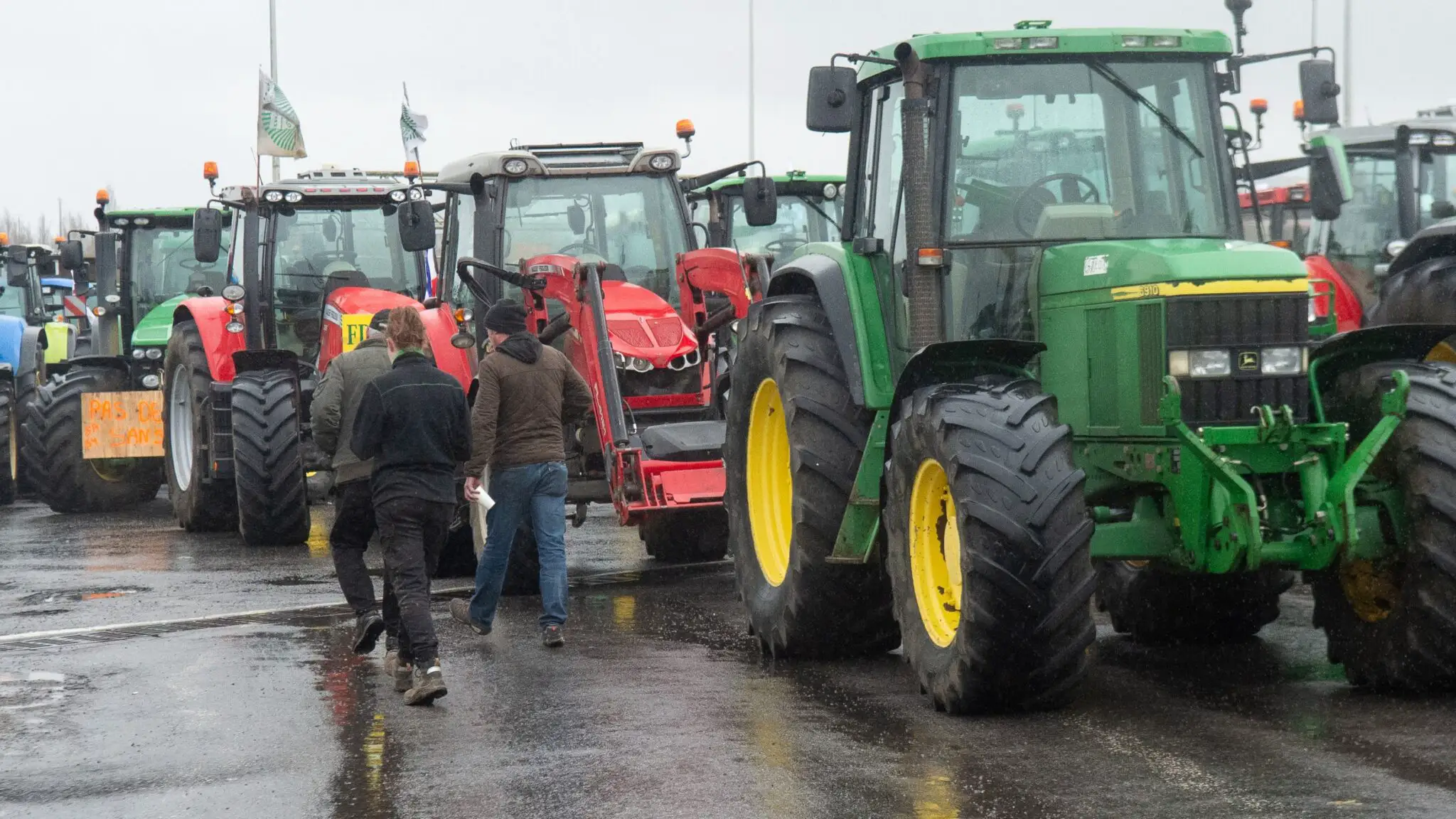 Protest masiv împotriva acordului UE–Mercosur. Sute de fermieri români ...