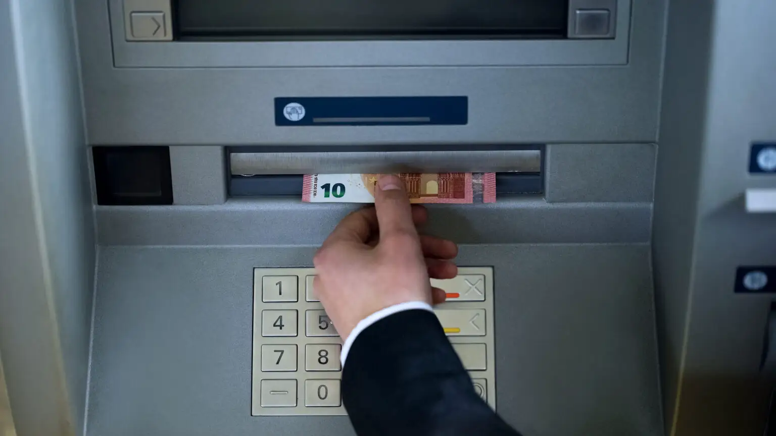Retrageri de numerar cu limită zilnică. Informație pentru cei care merg ...