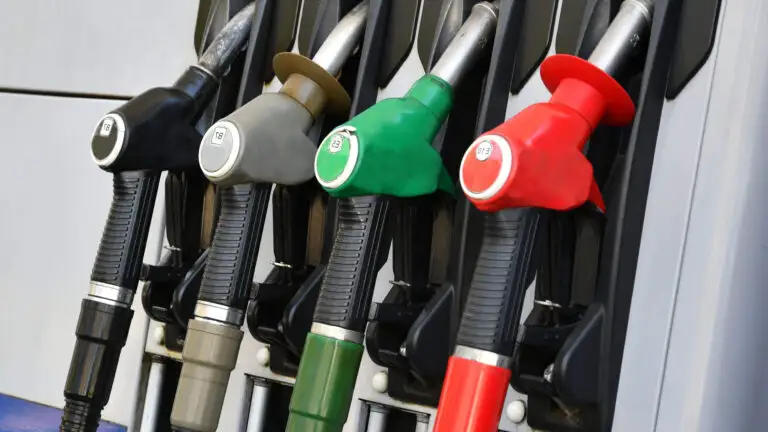 Prețul la carburanți duminică, 5 aprilie 2026. Cât costă la pompă un ...