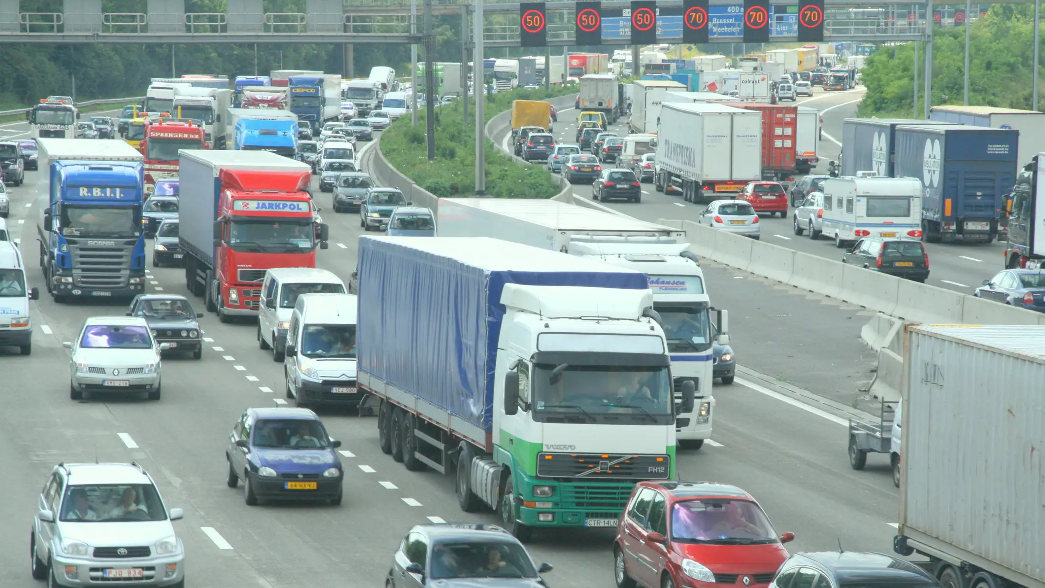 Poliția scoate pe șosele mașini fără însemne. Șoferii sunt opriți cu un ...