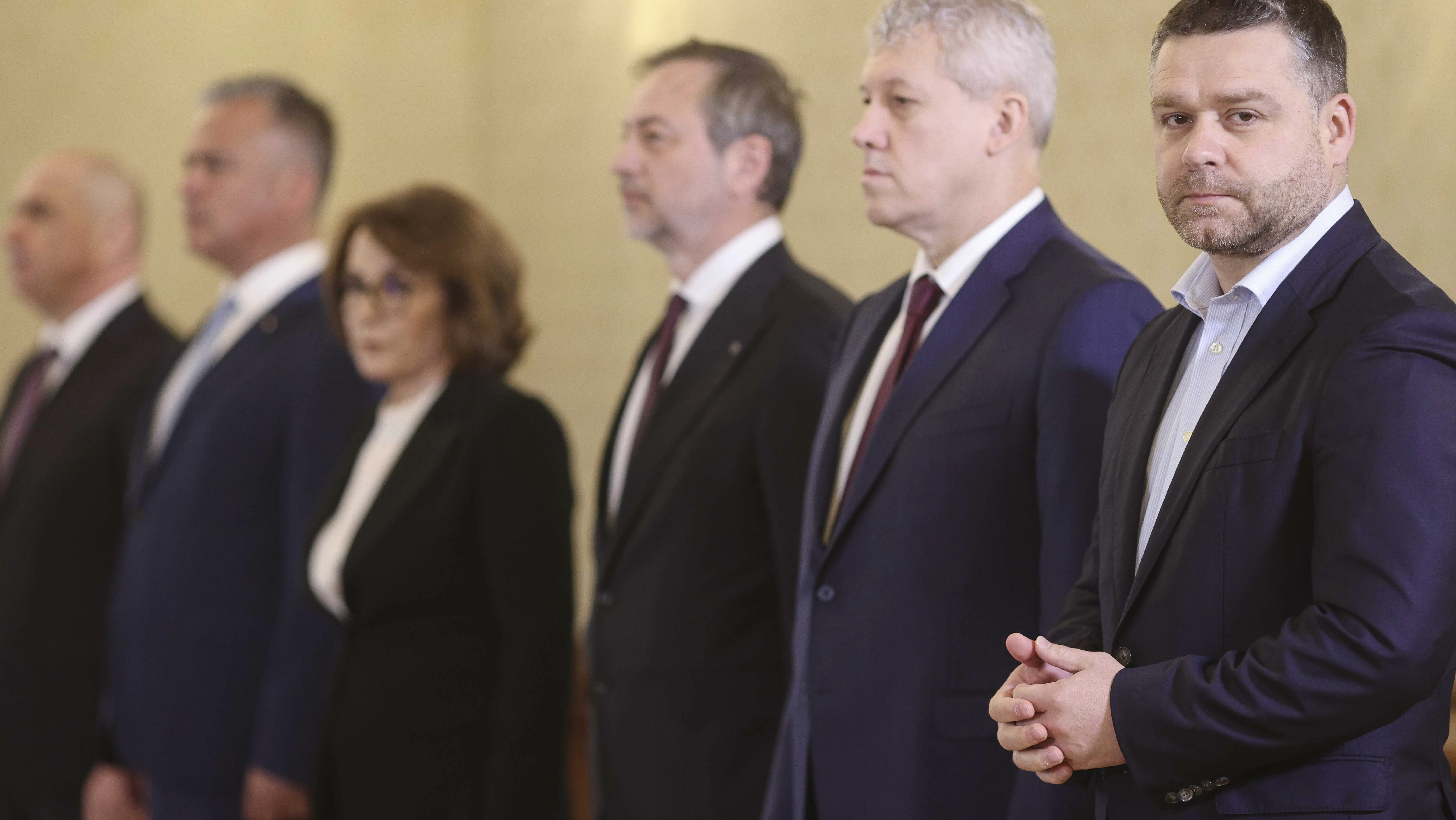 PNL vrea să rămână la guvernare după căderea Guvernului Bolojan. Hubert ...