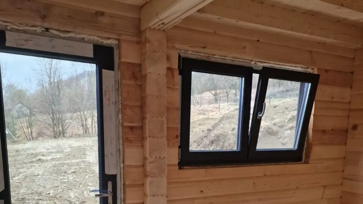 Dezvoltatorul „Case Sustenabile” construiește vile cu pereți din grinzi ...