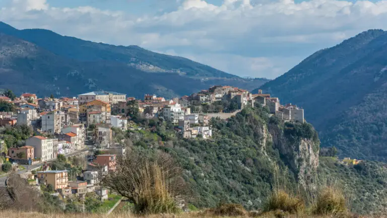 Poți cumpăra o casă cu 1 euro în această localitate italiană. Ce reguli ...