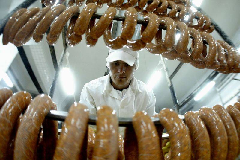 Cârnaţii de Pleşcoi şi peştele Novac afumat din Ţara Bârsei, aproape de ...